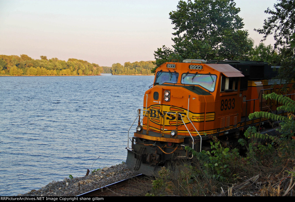 BNSF 8933 Works Dpu next to the Mississippi river!